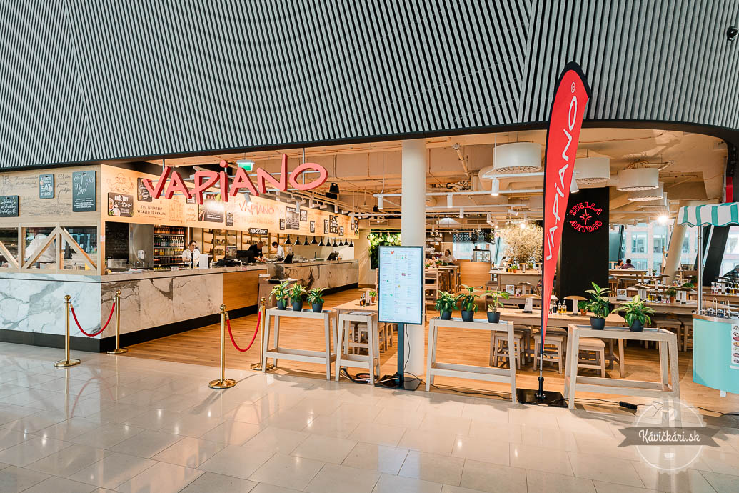 Talianska reštaurácia Vapiano v Bratislave pripravuje čerstvé jedlá ...